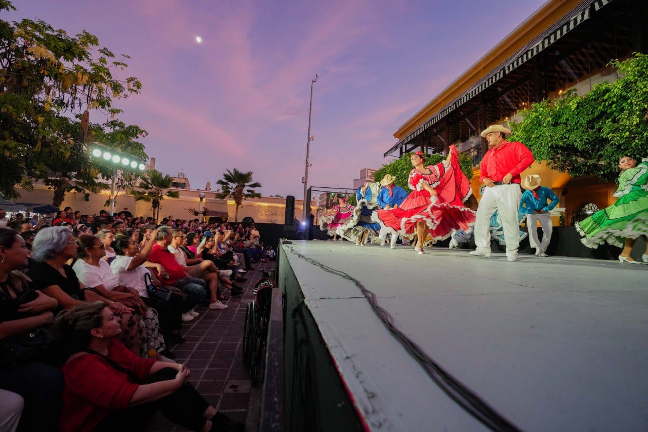 Jóvenes presentan el espectáculo de folclor "Lo que se Baila en mi ...