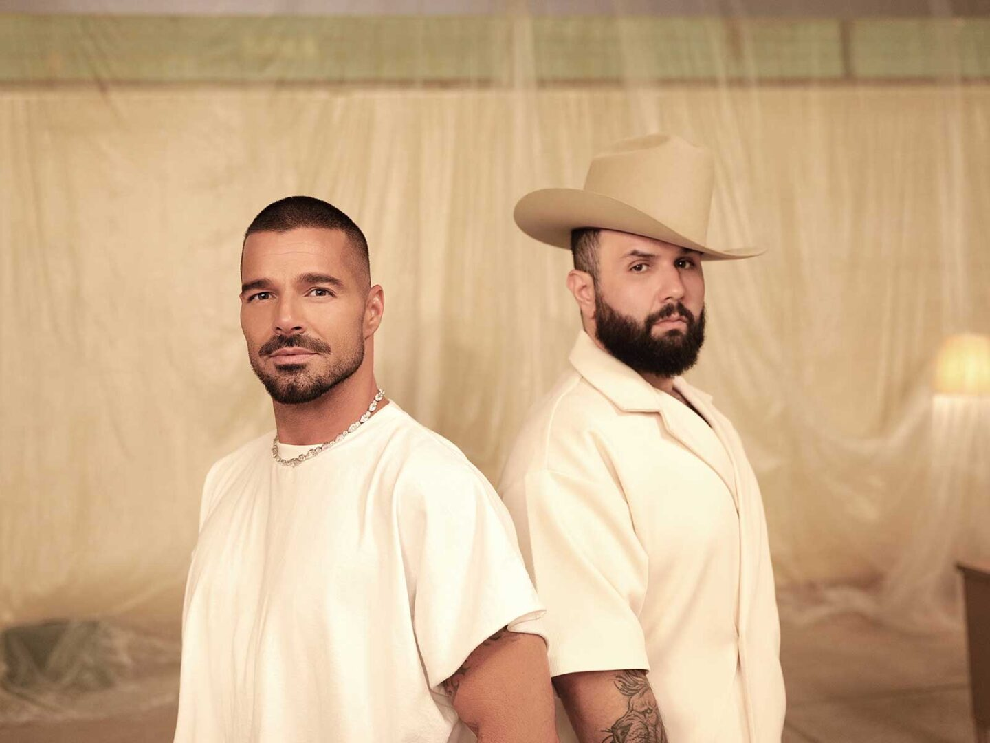 Ricky Martin comparte "A medio vivir" en nuevo sencillo junto a Carín ...